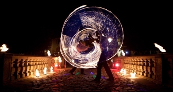 Feuerjonglage und Feuer jonglieren - hier Jongleur buchen