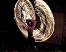 Feuerjonglage und Feuer jonglieren - hier Jongleur buchen